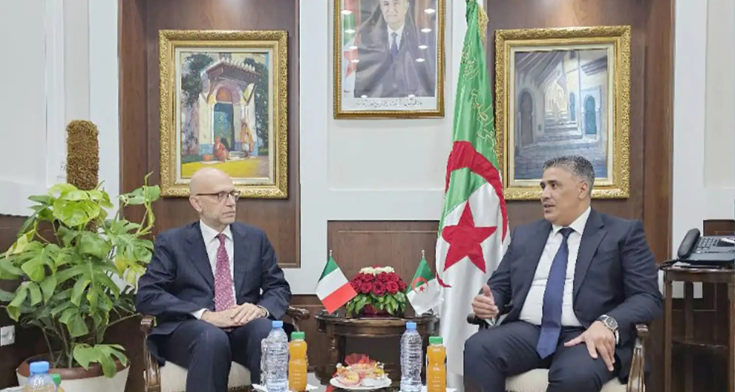 Fabrication d’ascenseurs pour les futures logements, Belaribi et les italiens en discussion